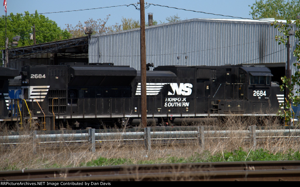 NS SD70M-2 2684 third out on the 64W lash-up